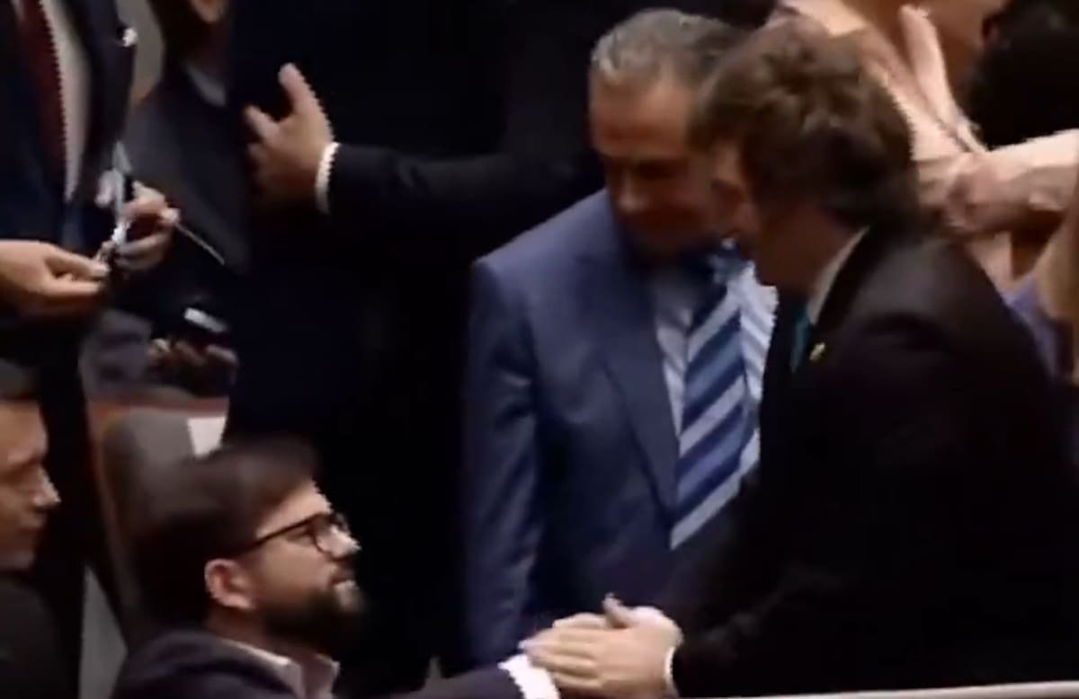 El frío saludo entre Milei y Boric en la asunción de Rodrigo Paz ...